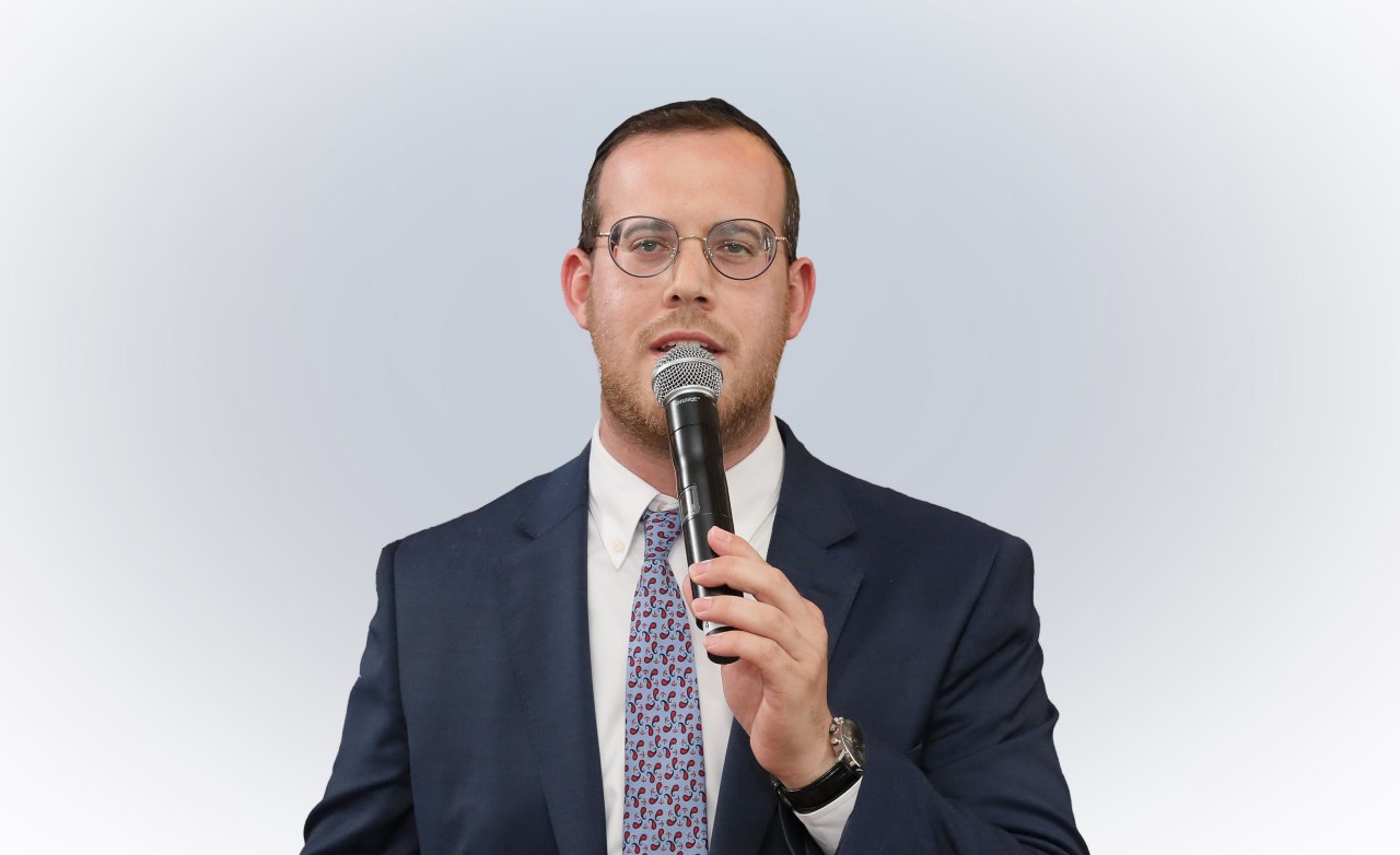 אריה קרלינסקי מפתיע בסינגל חדש ‘באהבה תקבל הרדיו של מנחם טוקר